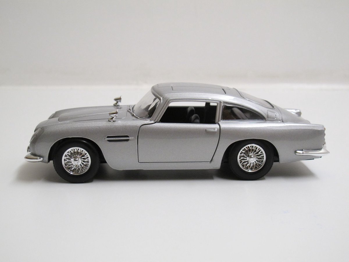 James Bond 1:24 Aston Martin DB5 007 Goldfinger